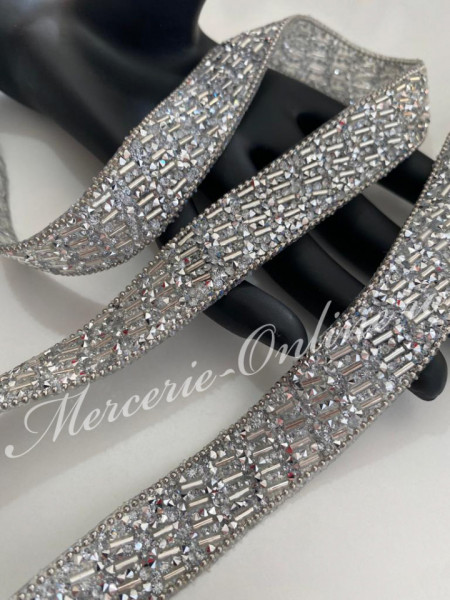 Banda termoadeziva cu margele si strasuri, cca 2cm, (la metru) Cod:2563