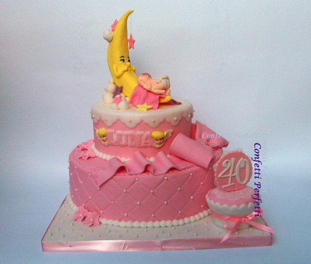 Torta decorata in pasta di zucchero "La luna canta una ninna nanna al Bebè"
