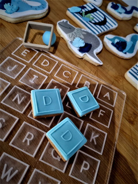 26 Lettere e 10 Numeri in rilievo. Set di 2 Stampi + 2 cutter