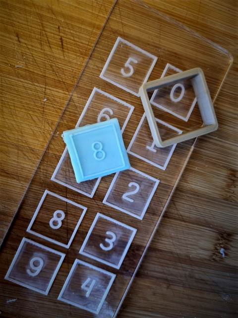 26 Lettere e 10 Numeri in rilievo. Set di 2 Stampi + 2 cutter