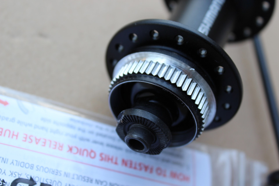 Shimano HB-M3050 CenterLock Disc butuc fata + QR 32 gauri