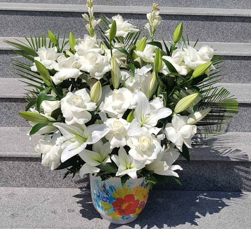 Aranjament cu Crini si Trandafiri albi in vas