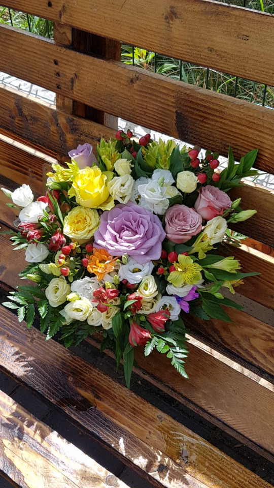 Aranjament flori in vase pictate