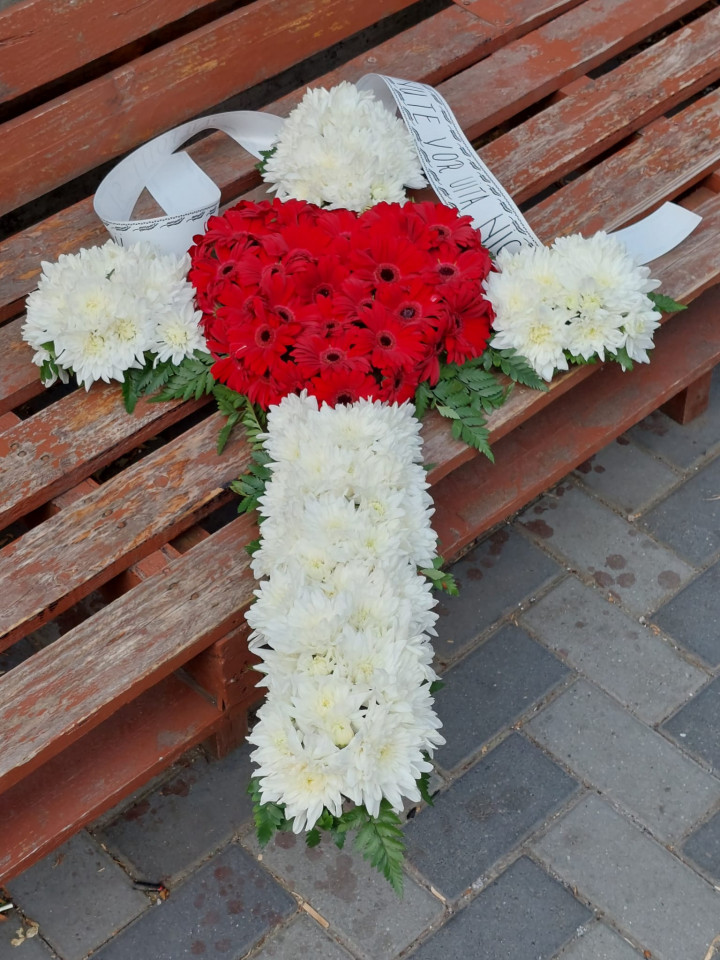 Cruce funerara cu crizantema alba si gerbera