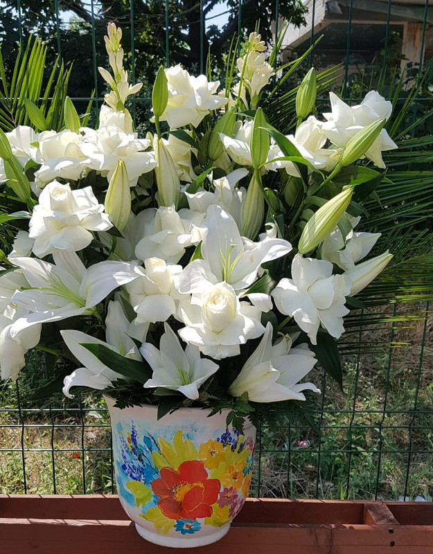 Aranjament cu Crini si Trandafiri albi in vas