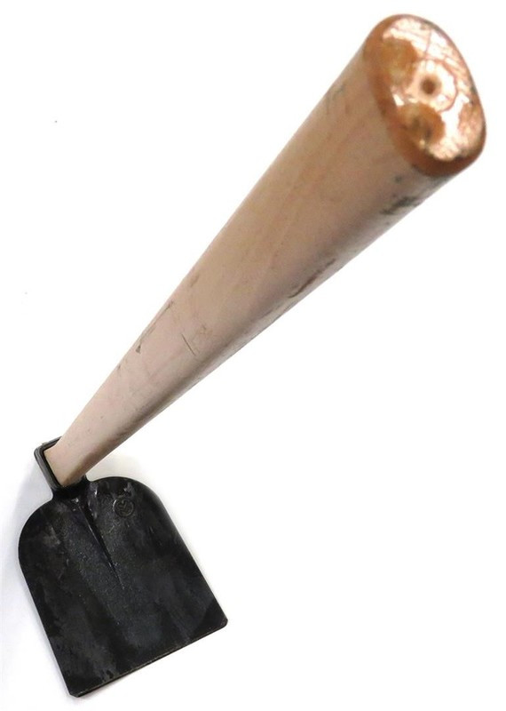 Motika grotska kovana sa drškom MUTA