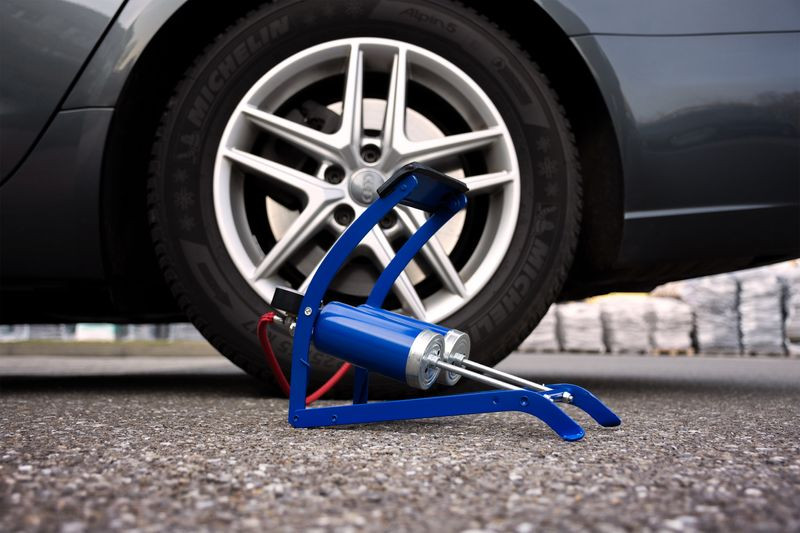 Pumpa nožna za auto sa manometrom STREND PRO