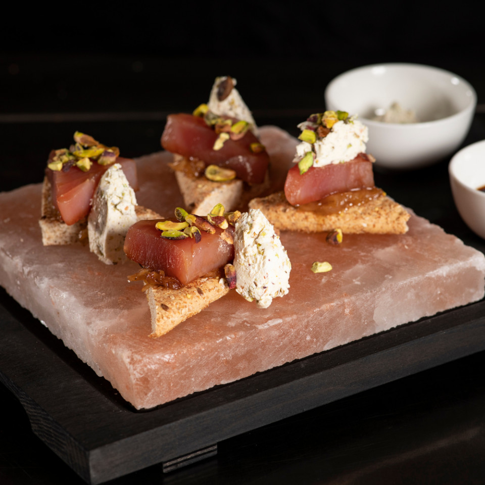 Placa de sare Himalaya patrata cu baza din lemn finisaj weige si doua ...