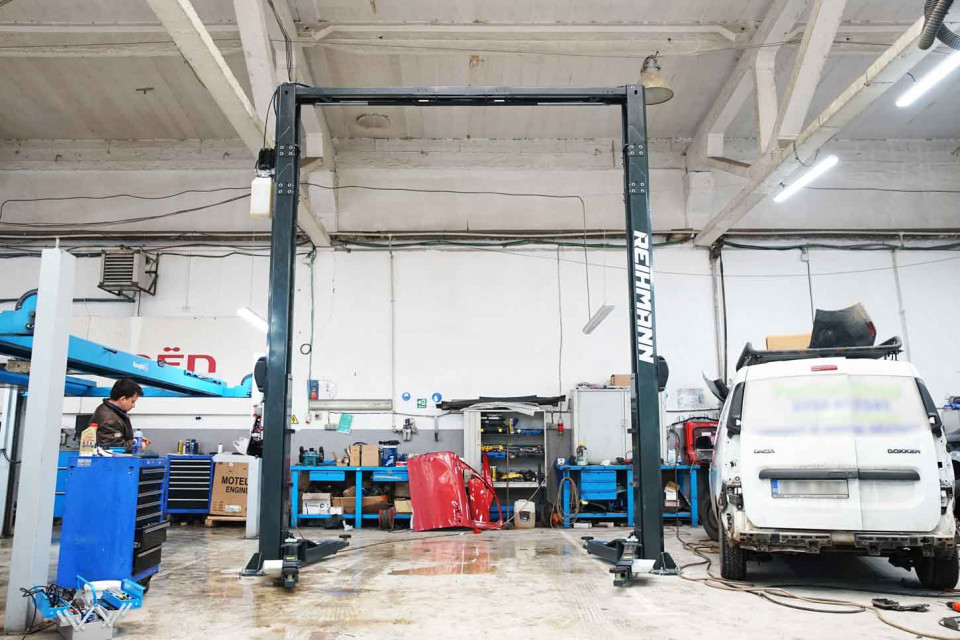Montaj elevator auto cu 2 coloane cu autorizatie ISCIR