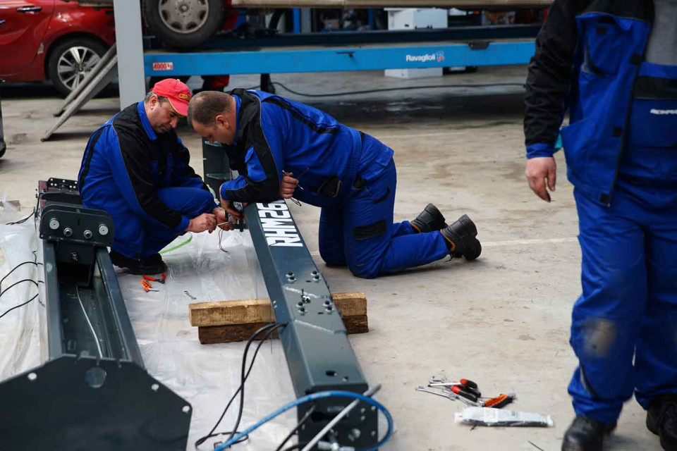 Montaj elevator auto cu 4 coloane cu autorizatie ISCIR