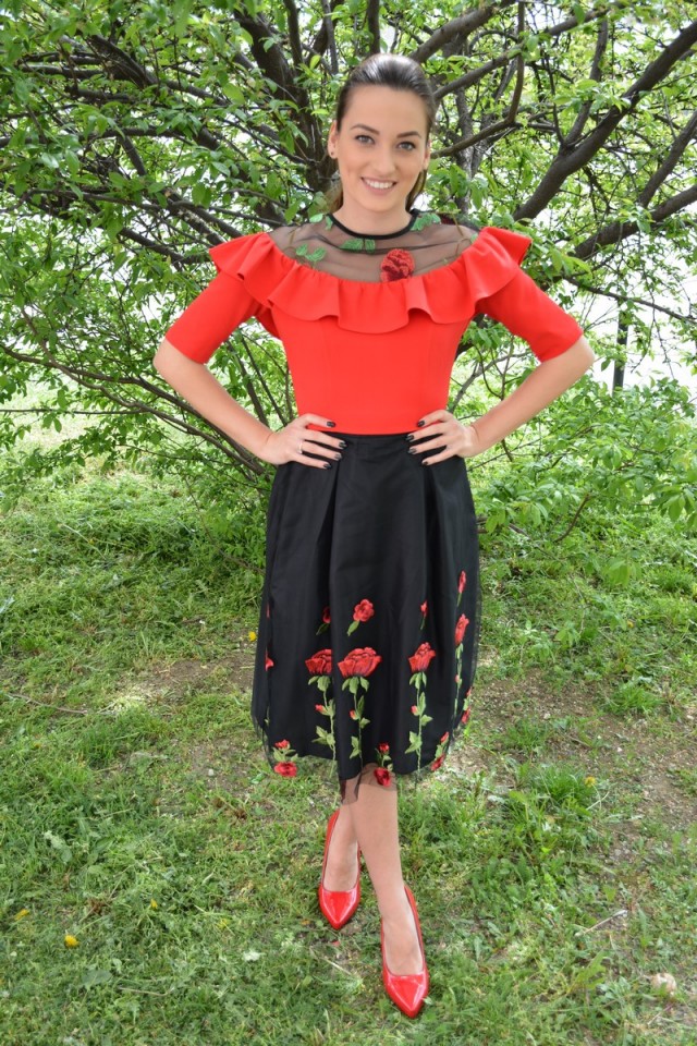 Fusta scurta cu flori rosii brodate pe fundal negru, croi in clos