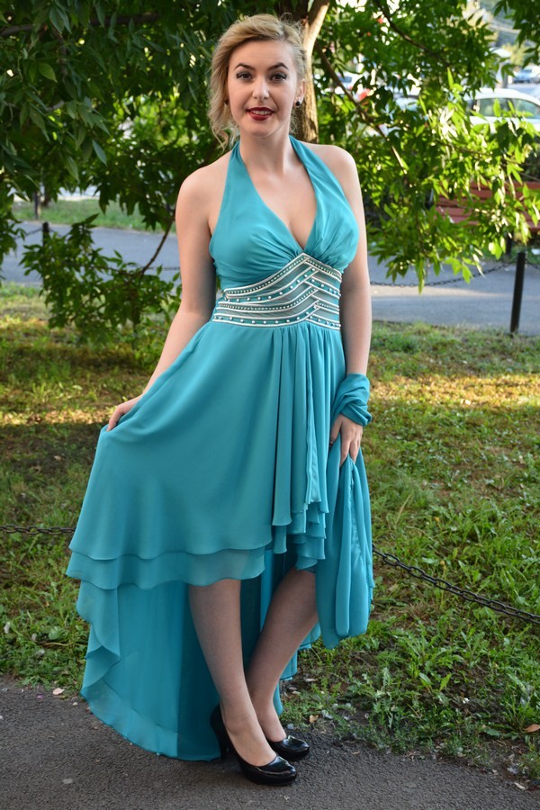 Rochie eleganta, culoare turcoaz, model scurt in fata lung in spate