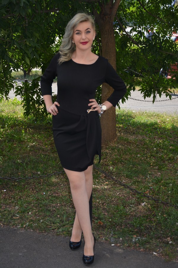 Rochie eleganta, de culoare neagra, midi
