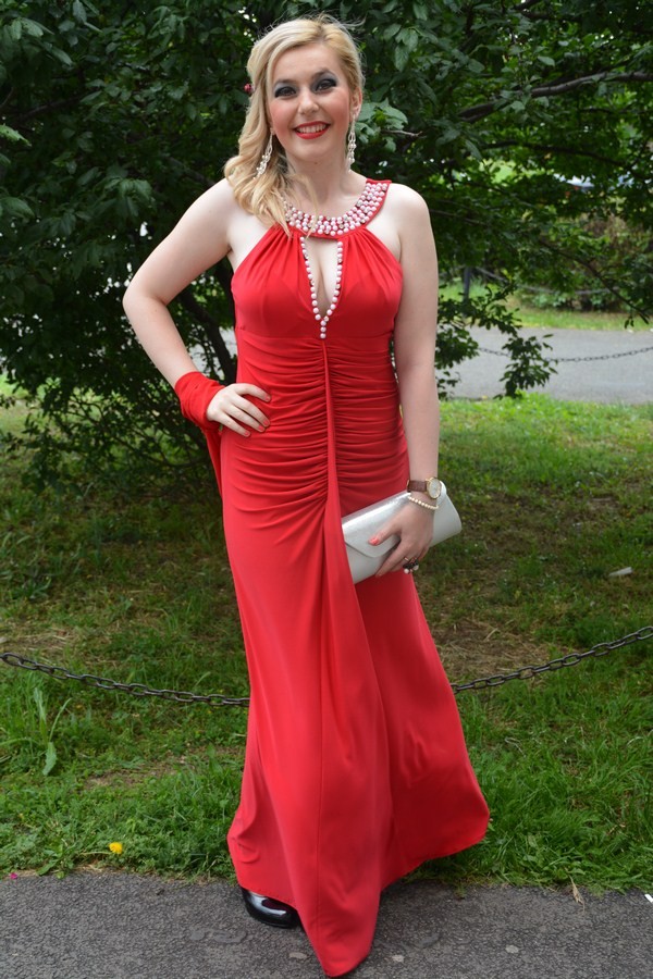 Rochie de seara lunga, rosie, cu design din margele albe in zona gatului