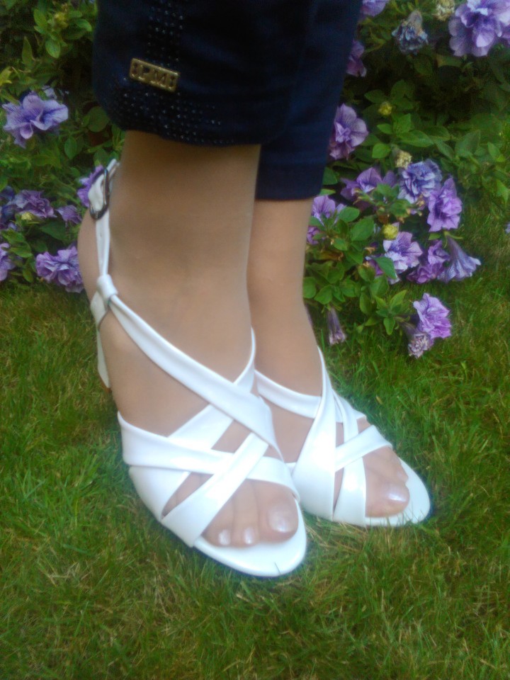 Sanda clasica, de culoare alba, din barete impletite peste picior