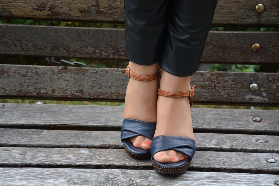 Sanda trendy cu platforma inalta, bareta de nuanta bleumarin