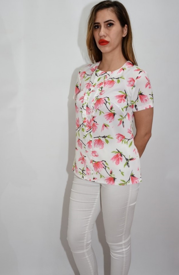Bluza Gabriela, cu design de flori roz, pe fundal alb