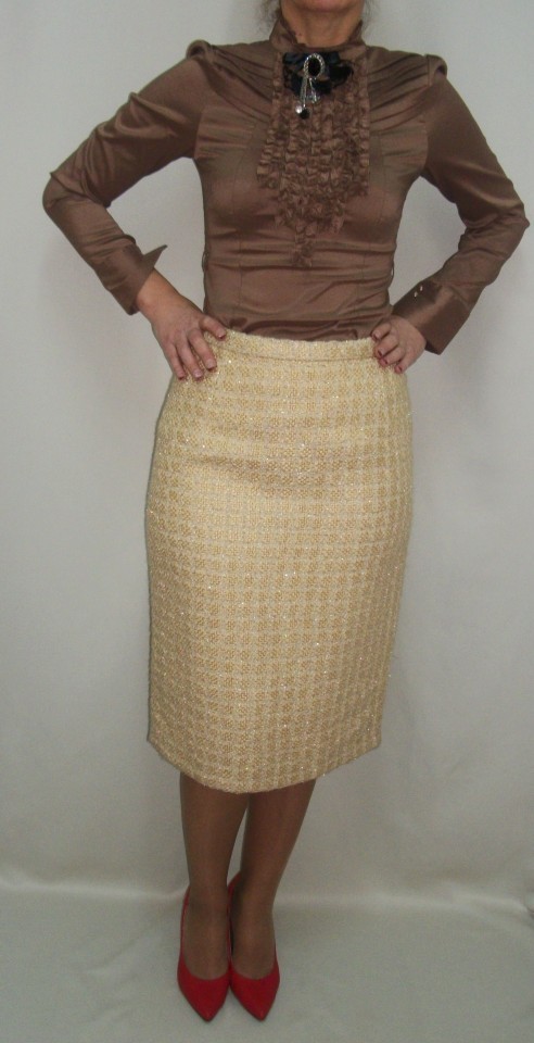 Fusta de toamna-iarna, de culoare bej, din material cu fir lucios