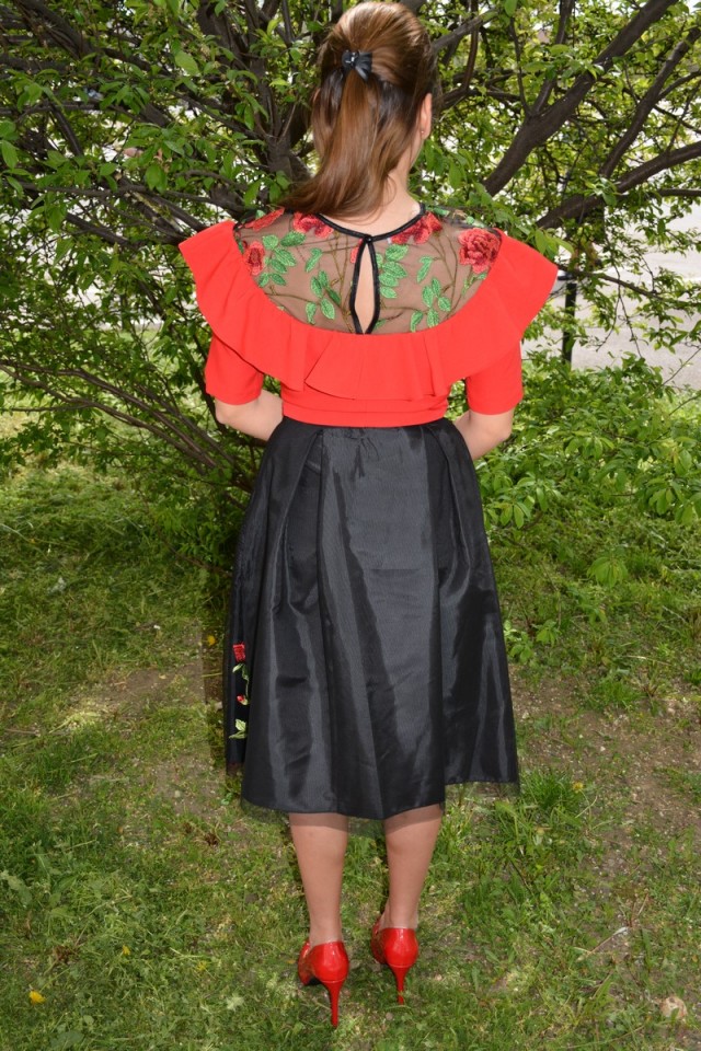 Fusta scurta cu flori rosii brodate pe fundal negru, croi in clos