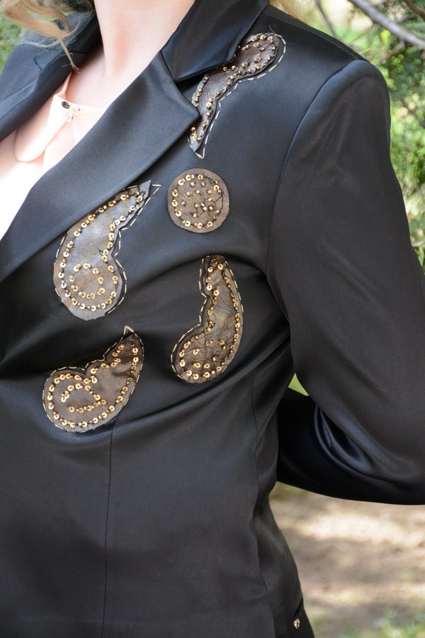 Sacou negru din saten, clasic, cu model de paiete aplicate