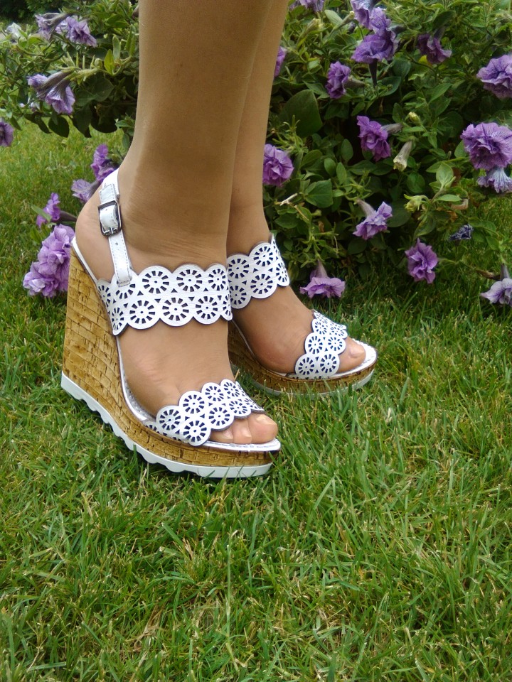 Sanda din piele naturala, de culoare alba, cu aspect dantelat