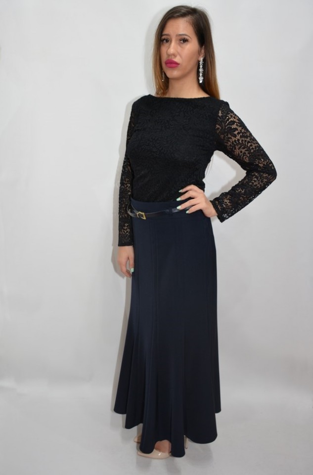 Fusta lunga, tip clos, accesorizata cu o curea, pe culoarea bleumarin