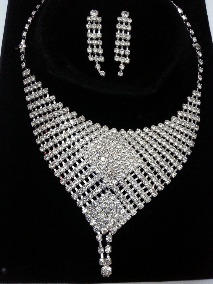 Set de bijuterii din cristale albe cu colier si cercei alungite