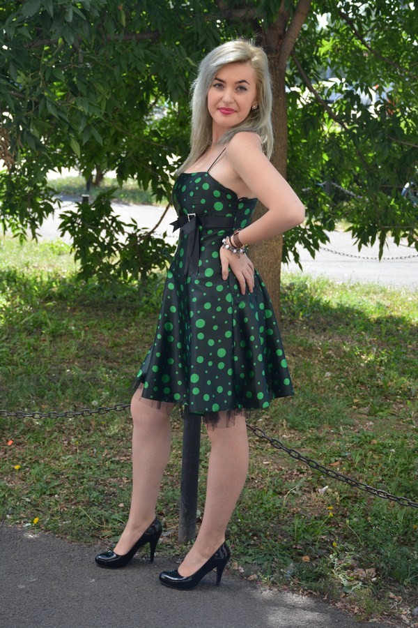 Rochie deosebita, cu buline verzi pe fond negru, model evazat