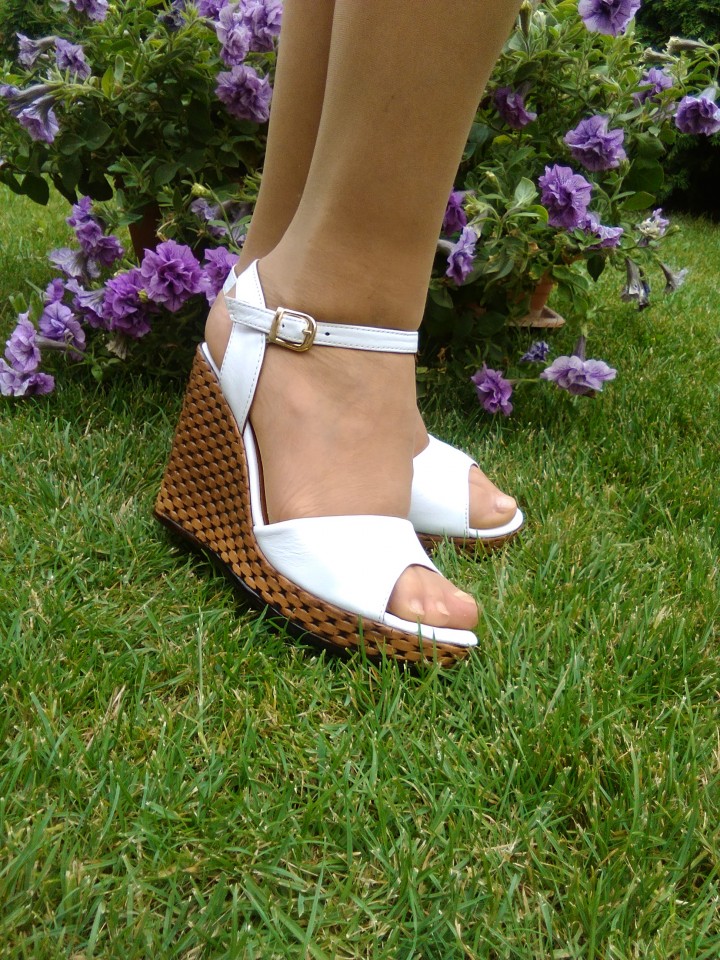 Sanda din piele naturala, de culoare alba, model simplu, casual