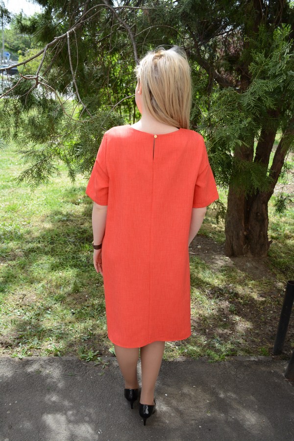 Rochie trendy, tinereasca, culoare corai cu trandafir negru