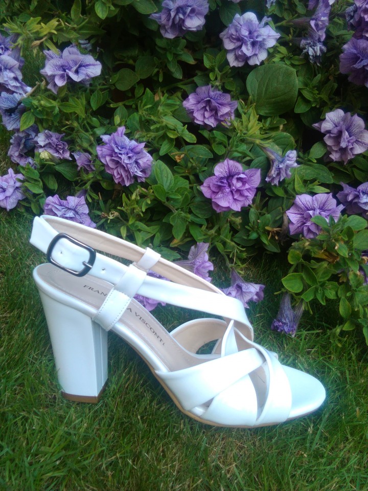 Sanda clasica, de culoare alba, din barete impletite peste picior