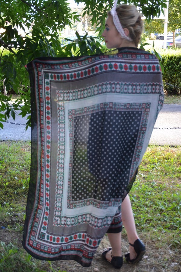 Esarfa clasica cu forma patrata, culoare neagra cu imprimeu