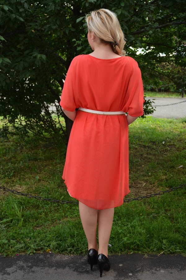 Rochie de seara, culoare corai-alb si voal corai asimetric