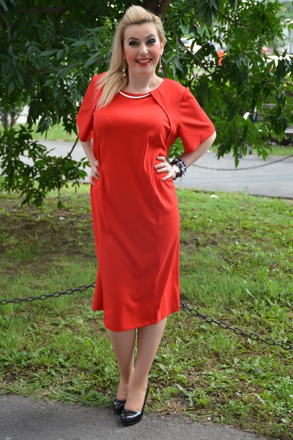 Rochie simpla de dama, de culoare rosie, cu decor auriu in fata