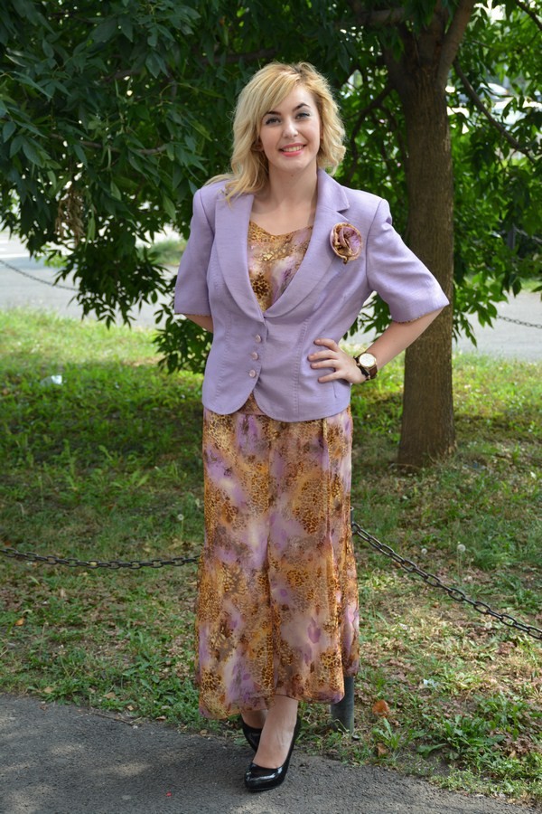 Costum elegant , in nuante mov-bej, sacou din saten