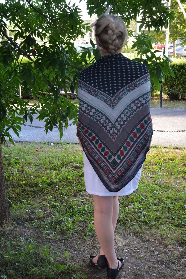 Esarfa clasica cu forma patrata, culoare neagra cu imprimeu