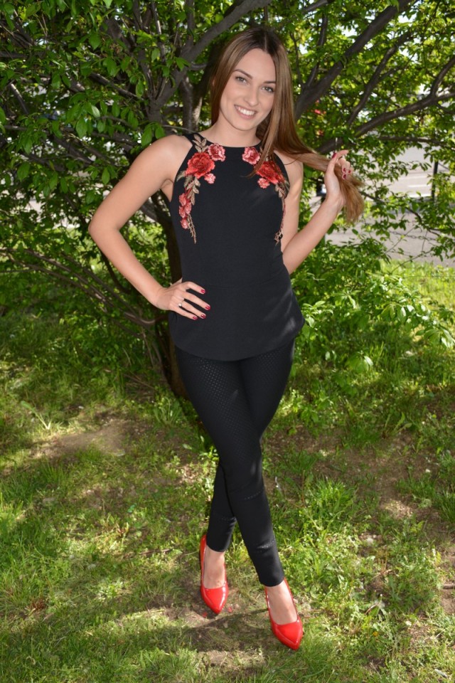 Bluza chic de ocazie, cu design de flori brodate pe fond negru
