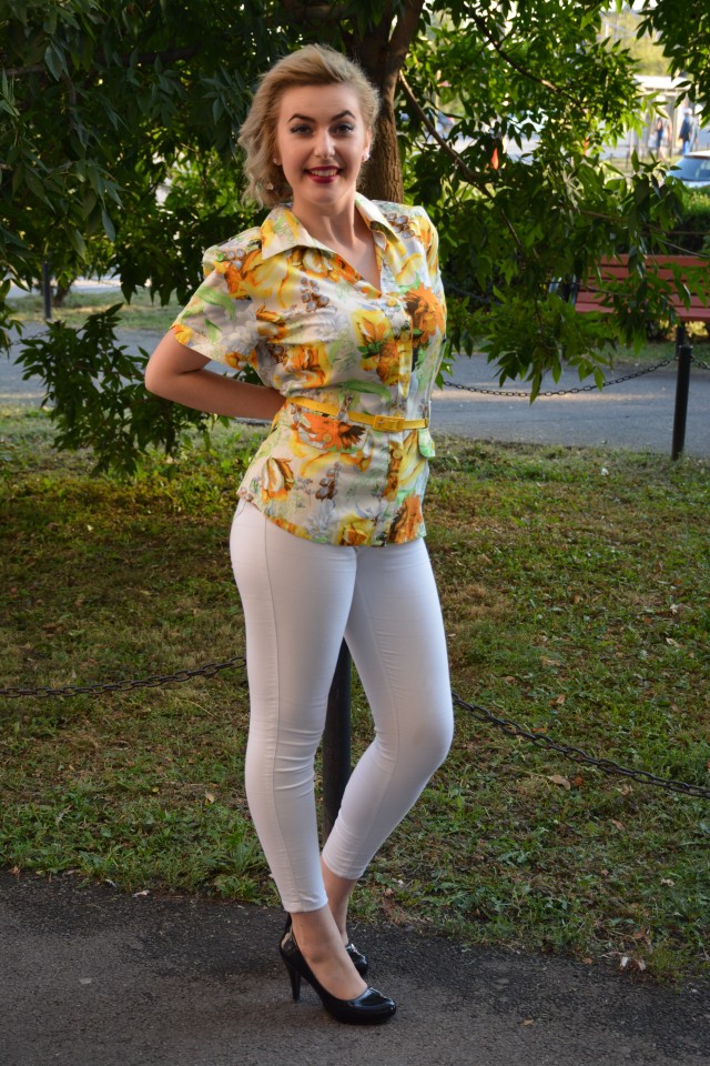 Camasa cu maneca scurta, viu colorata, cu flori pe fundal galben