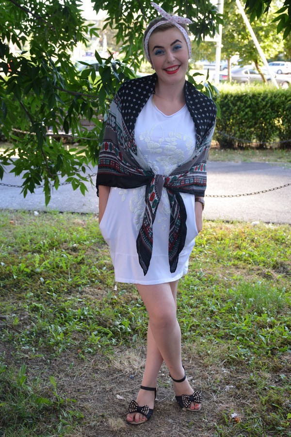 Esarfa clasica cu forma patrata, culoare neagra cu imprimeu