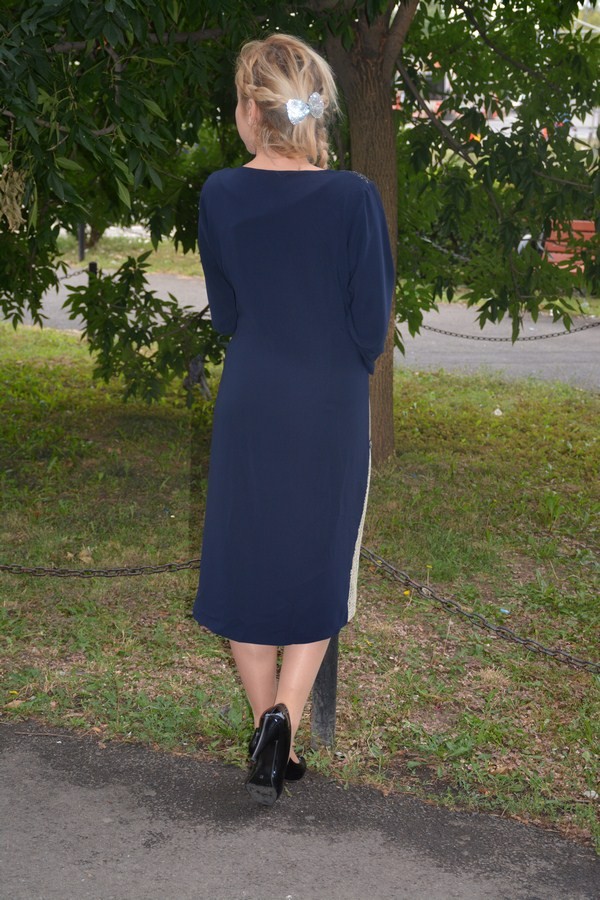 Rochie fashion de culoare bleumarin combinata cu insertii aurii