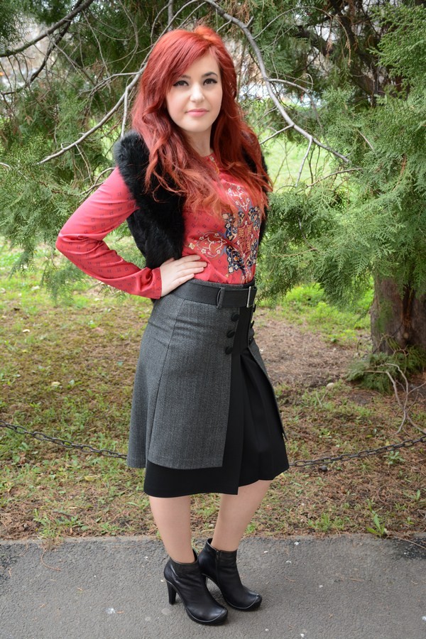 Fusta scurta din stofa cu design rafinat, de nuanta negru-gri