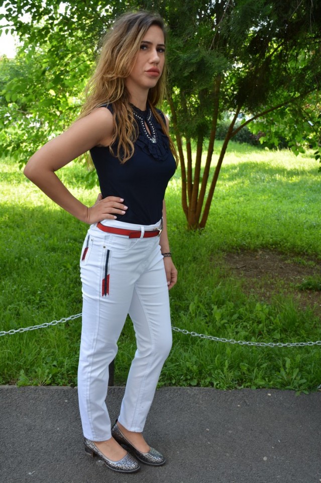 Pantaloni dama albi cu strasuri colorate