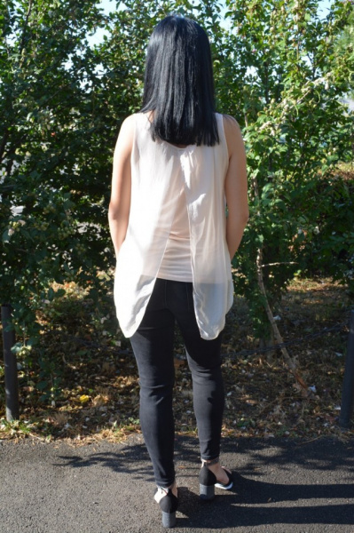 Bluza de culoare roz pudra, cu decolteu rotund cu fronseuri