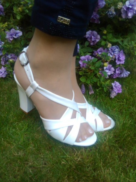 Sanda clasica, de culoare alba, din barete impletite peste picior