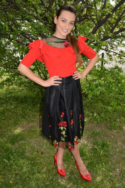 Fusta scurta cu flori rosii brodate pe fundal negru, croi in clos