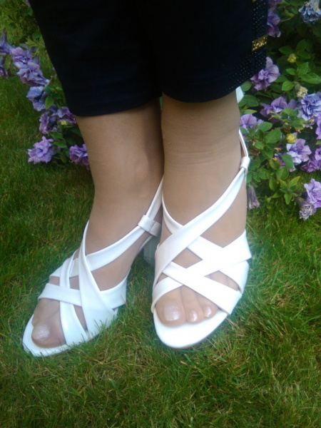 Sanda clasica, de culoare alba, din barete impletite peste picior