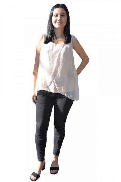 Bluza de culoare roz pudra, cu decolteu rotund cu fronseuri