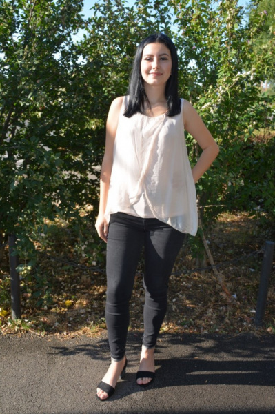 Bluza de culoare roz pudra, cu decolteu rotund cu fronseuri