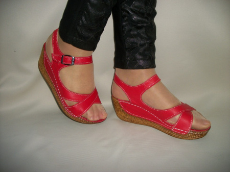 Sanda rosie din barete incrucisate peste picior si inaltime medie