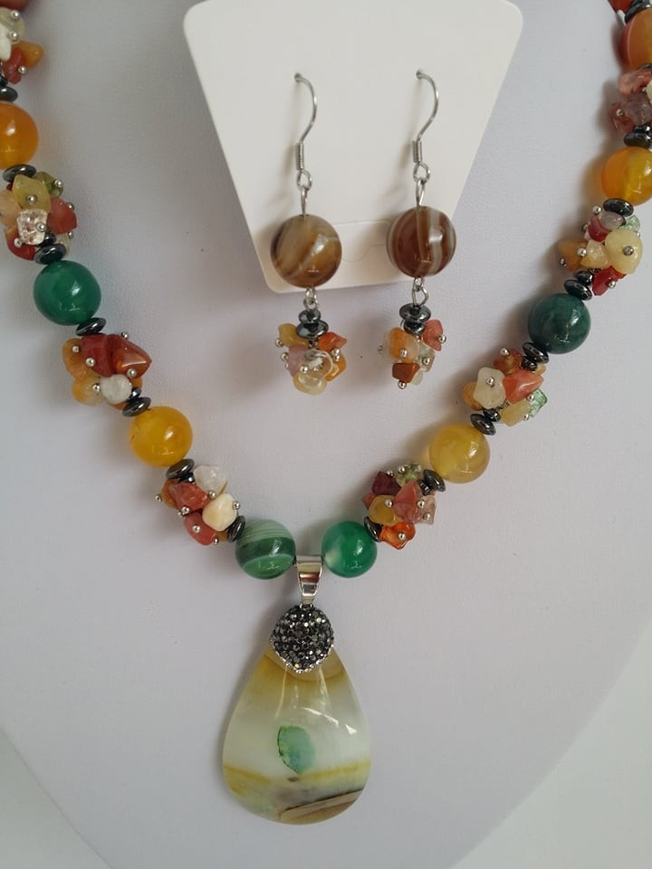 Set din agate multicolore, chipsuri pietre semipretioase si pandantiv ...